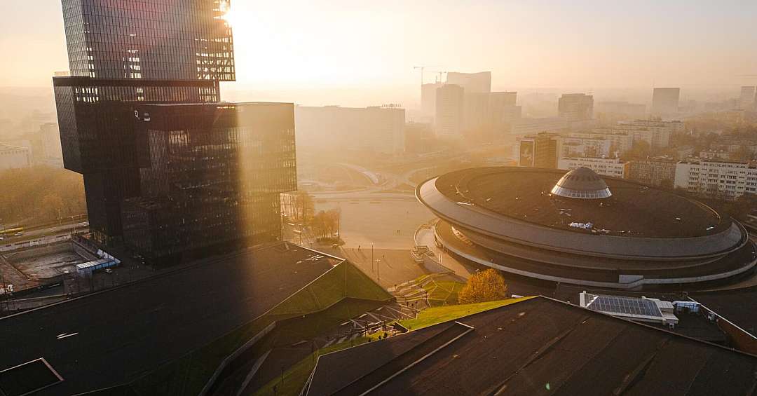 Katowice w cieniu czarnych klocków. Drapacz chmur .KTW II góruje nad ...