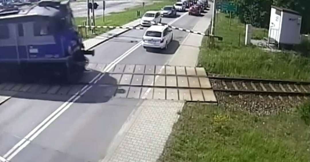 O krok od tragedii na przejeździe kolejowym w Wodzisławiu Śląskim. Kierowca został między ...
