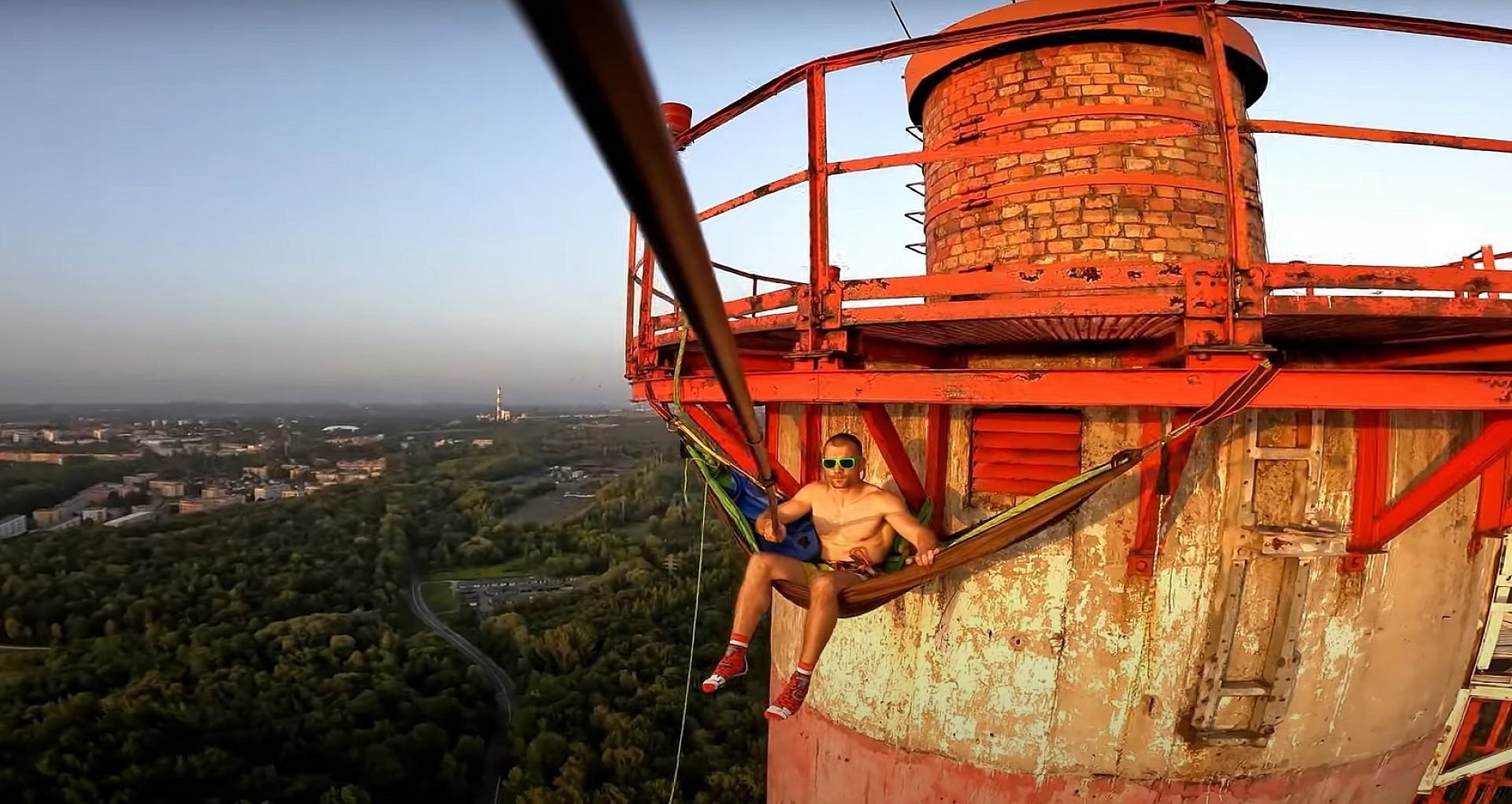Człowiek pająk znowu to zrobił. Marcin Banot wspiął się na komin ...
