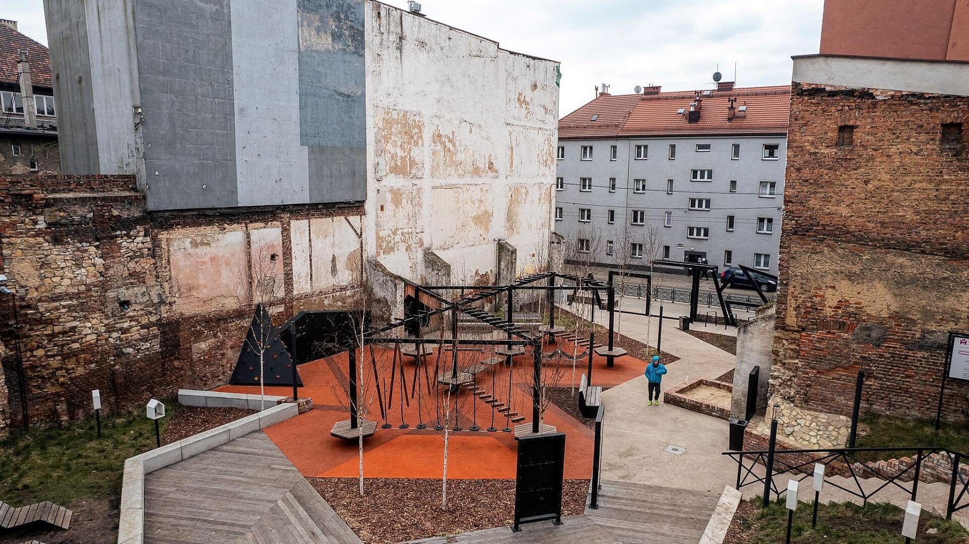 Bytom. Kieszonkowy park między kamienicami w centrum miasta. Bytomskim ...