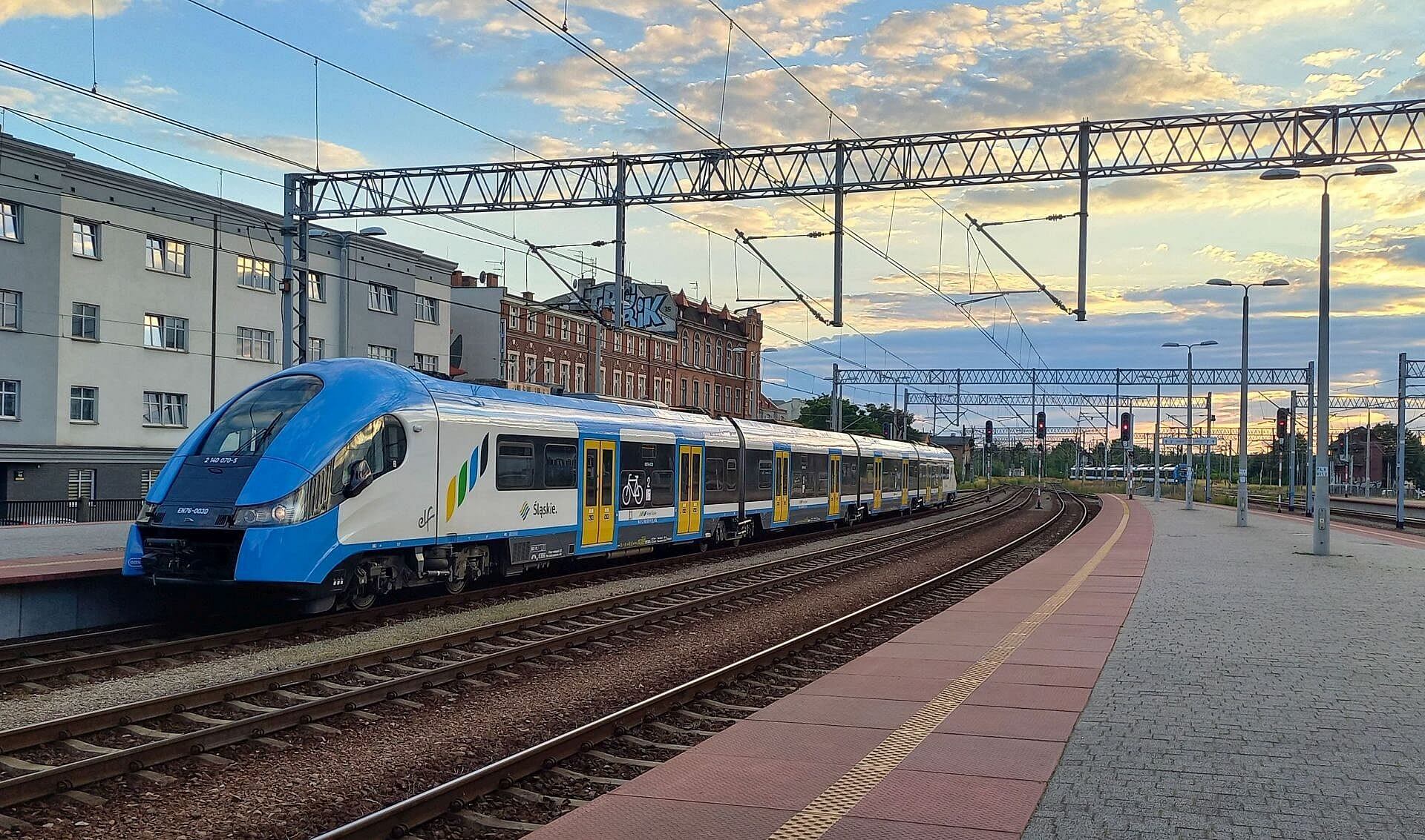 Wspólny bilet na komunikację miejską w GZM oraz pociągi Kolei Śląskich i PolRegio. „To milowy ...