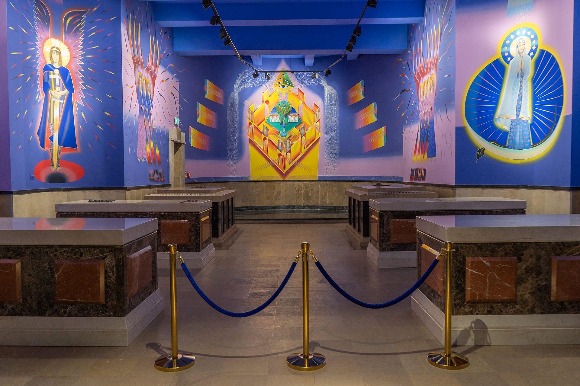 Krypta z grobowcami katowickich biskupów w katedrze jest jak z innego ...