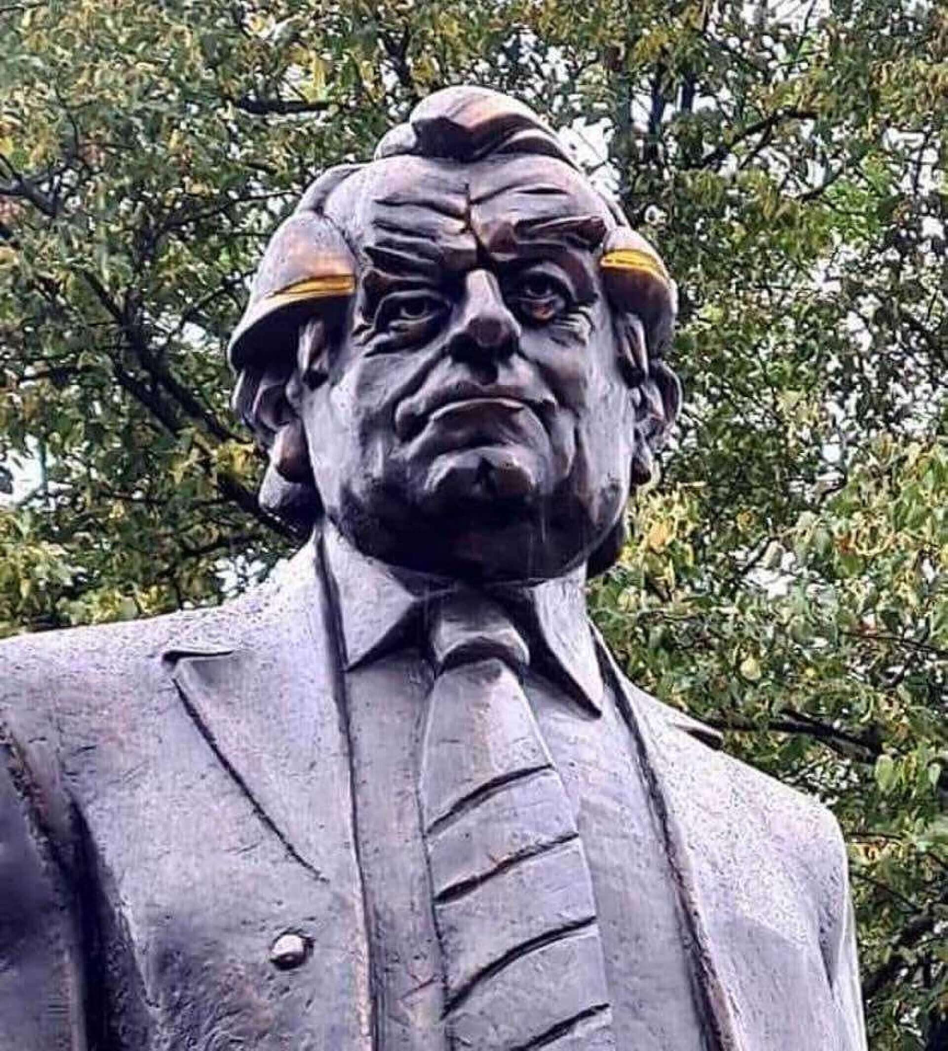 Pomnik Zbigniewa Religi w Zabrzu już jest. Tylko profesor trochę do ...