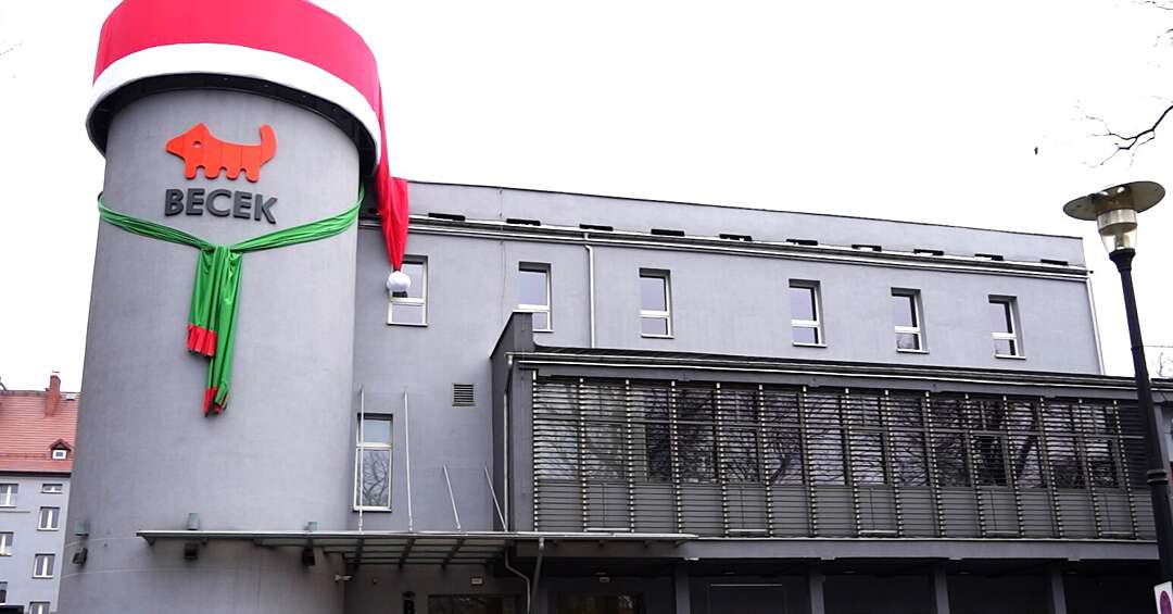 Największa w Polsce czapka świętego Mikołaja ozdobiła Bytomskie Centrum ...