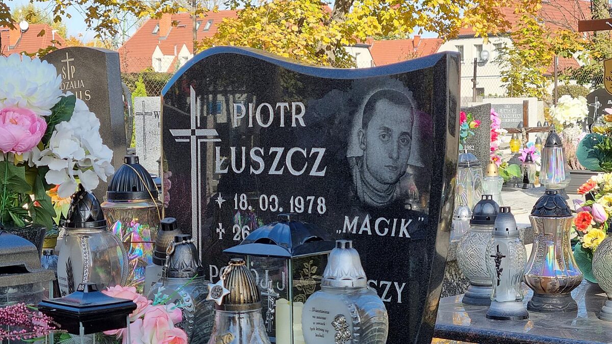 Dziś urodziny Magika. Jak znaleźć grób Piotra Łuszcza? Muzyk spoczywa ...