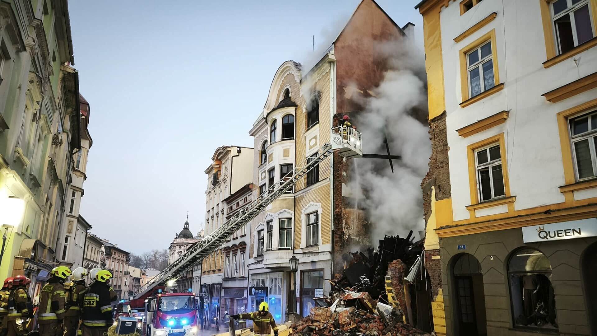 Cieszyn: wybuch gazu w kamienicy i pożar. Zawaliła się frontowa ściana ...