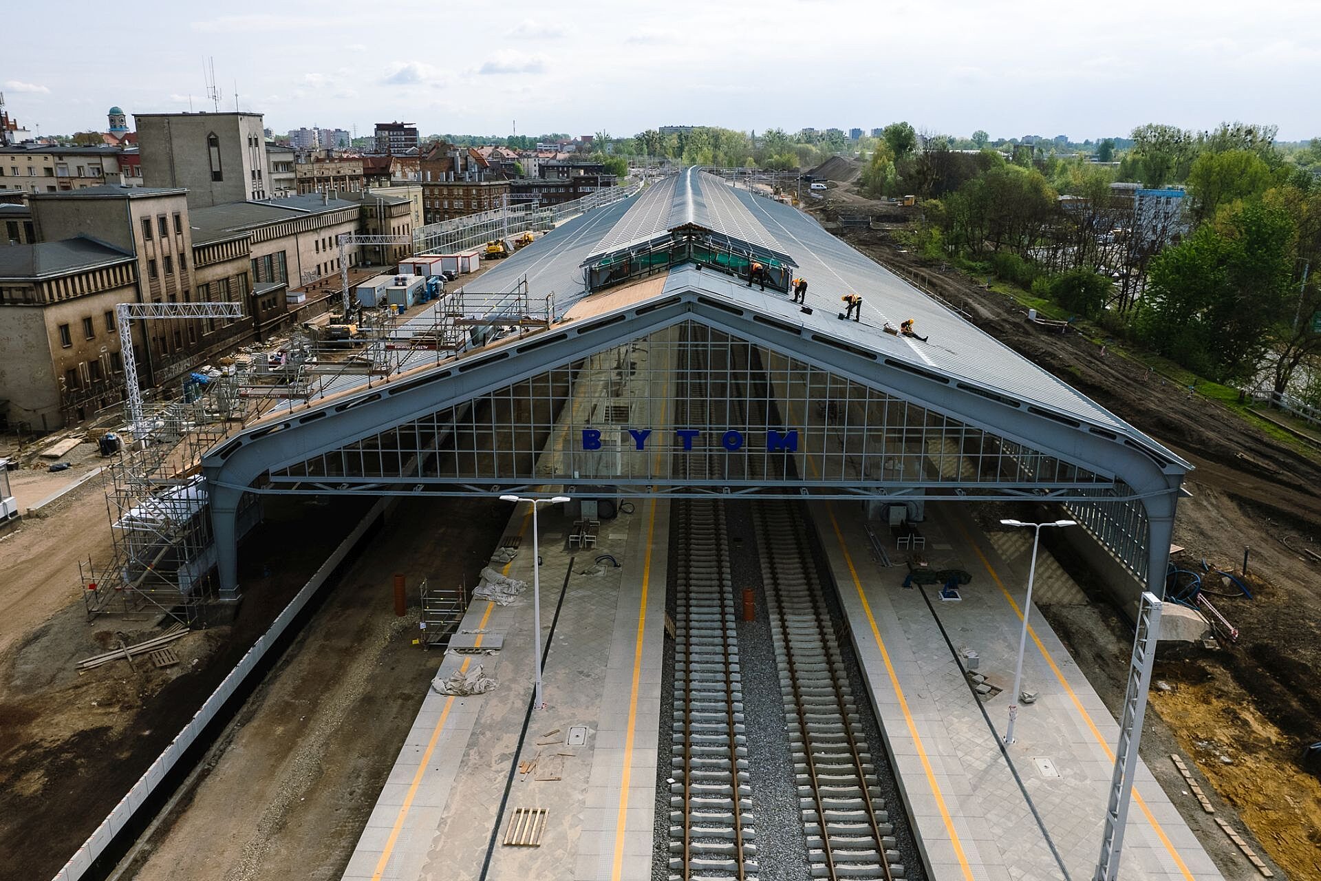 Przebudowa stacji PKP w Bytomiu. Są już nowe napisy na hali peronowej ...