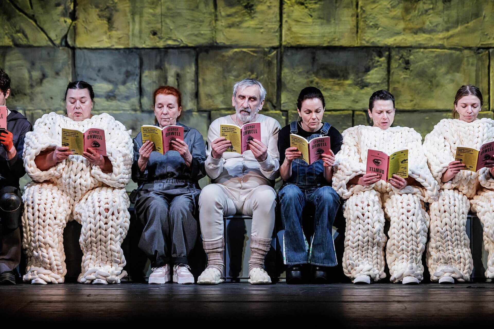 Jan Klata na robocie w Teatrze Śląskim. Reżyseruje "Folwark zwierzęcy ...